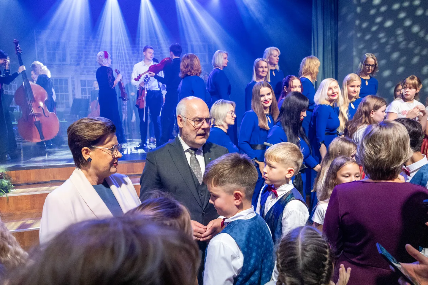SUUR GALERII Presidendipaar külastas isadepäeva puhul põltsamaalasi