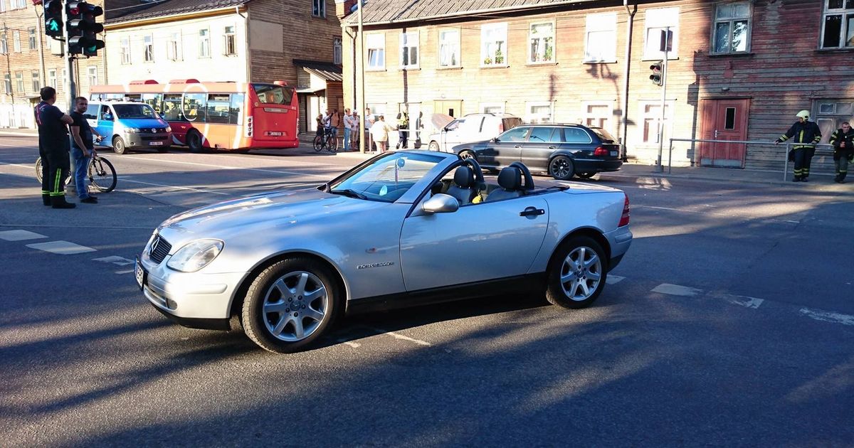 Fotod: Tartus paiskus auto avarii järel vastu majaseina