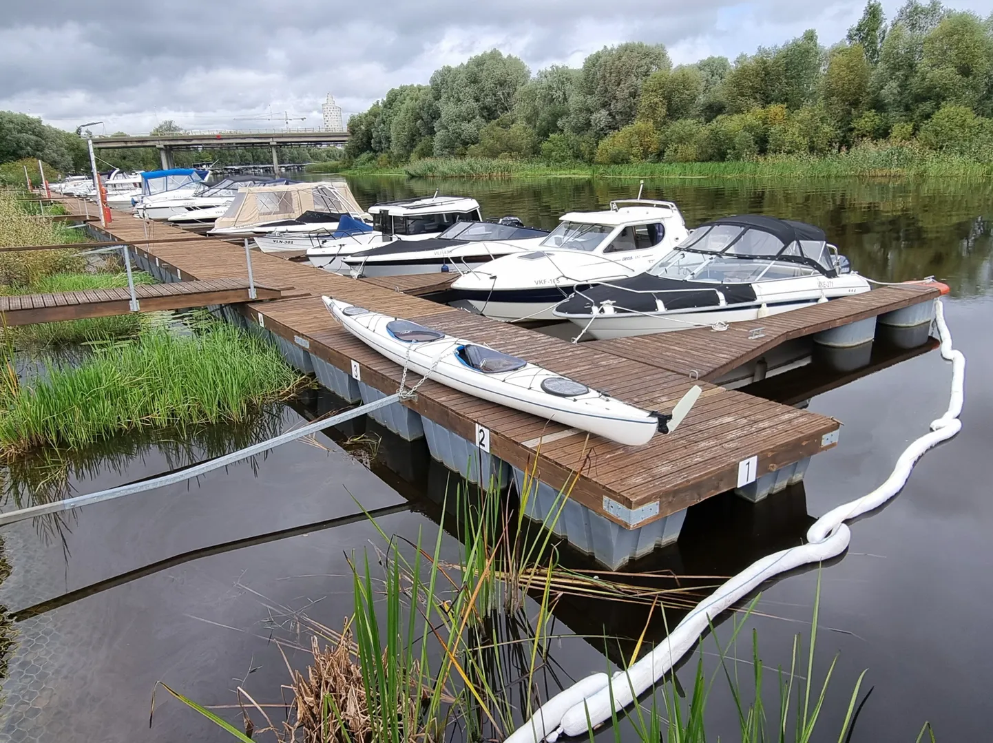 Kesklinna servas lekkis mootorpaadi kütus Emajõkke