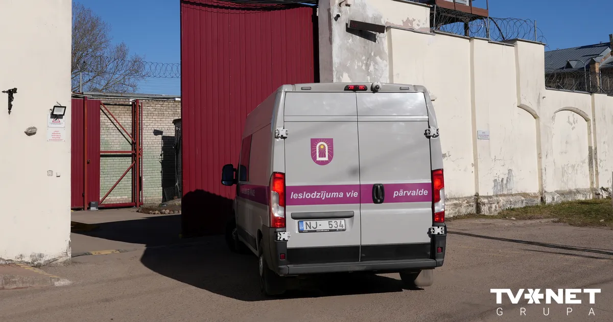 Pirmdien no ārstniecības iestādes izbēdzis apcietinātais; persona jau ...