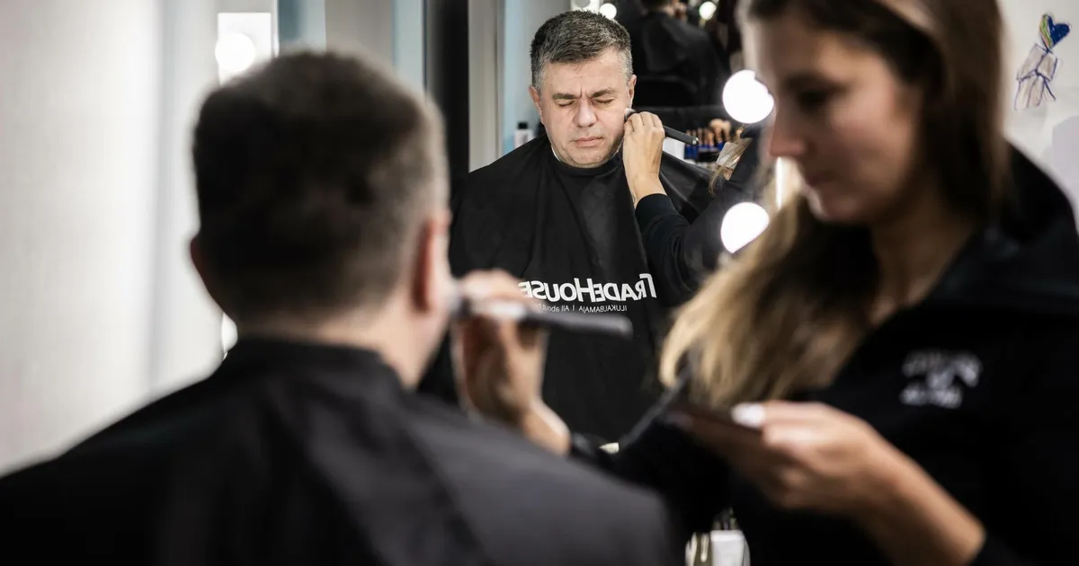 REPORTAAŽ Urmas Reinsalu lappab pabereid, Martin Helme naerab ja ...