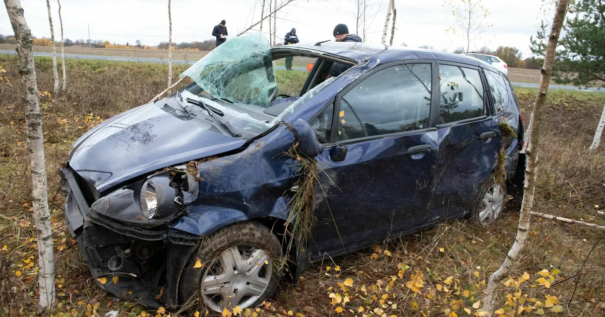 FOTOD Tõrma–Koeravere maanteel liiklusõnnetusse sattunud auto maandus ...