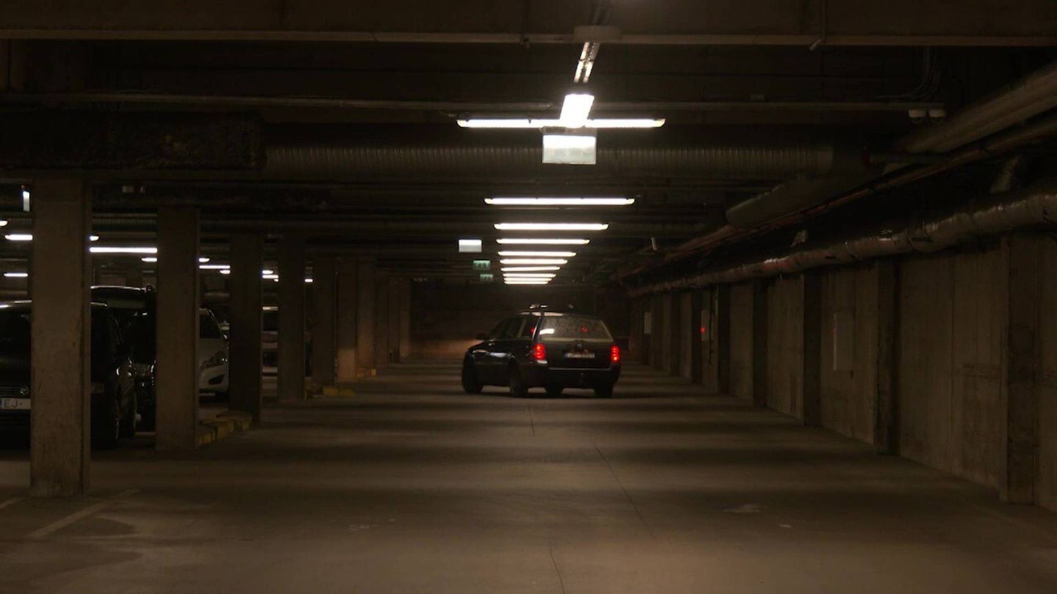 VIDEO "Paliku uz ielas kā bomzis!" Valmierā apsargs aizslēdz stāvvietu ...