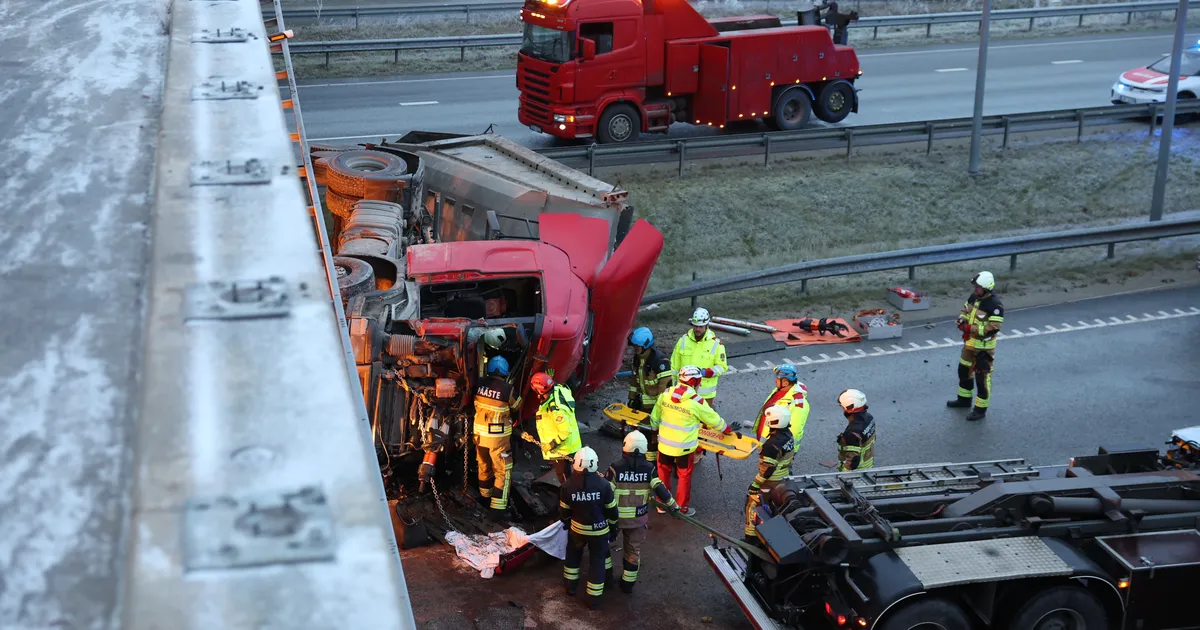 FOTOD JA VIDEO Haagiskalluriga veok sõitis läbi viadukti piirde alla ...