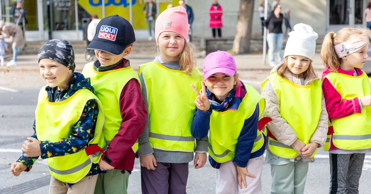 PILDID Paide tähistas südameketi moodustamisega sünnipäeva
