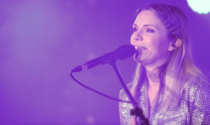 Jaunā dziedātāja Marta Grigale uzstājās Latvijas 1. rokkafejnīcā ...