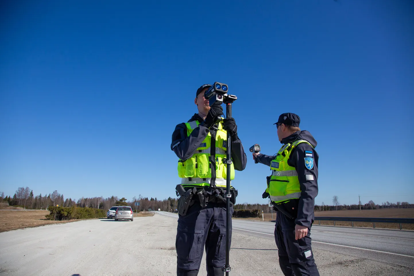 Abipolitseinikud mõõdavad esmaspäeval kiirust, kuid kohe trahvima ei kipu