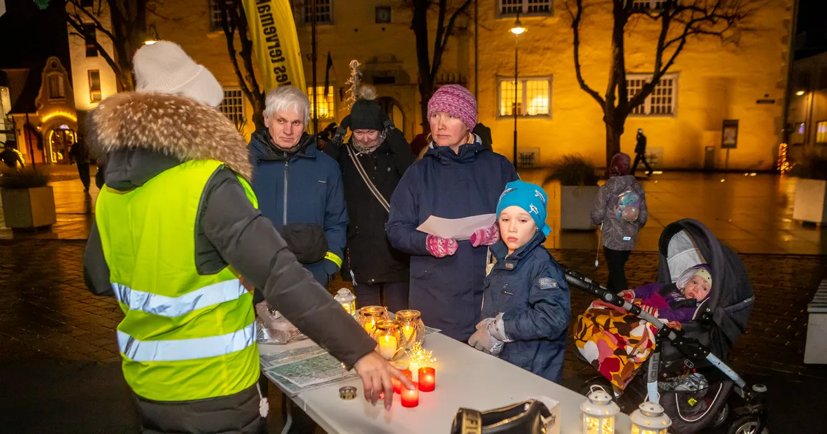 GALERII "Helkuriga sõbraks" tõi rahva õhtupimeduses tubadest välja