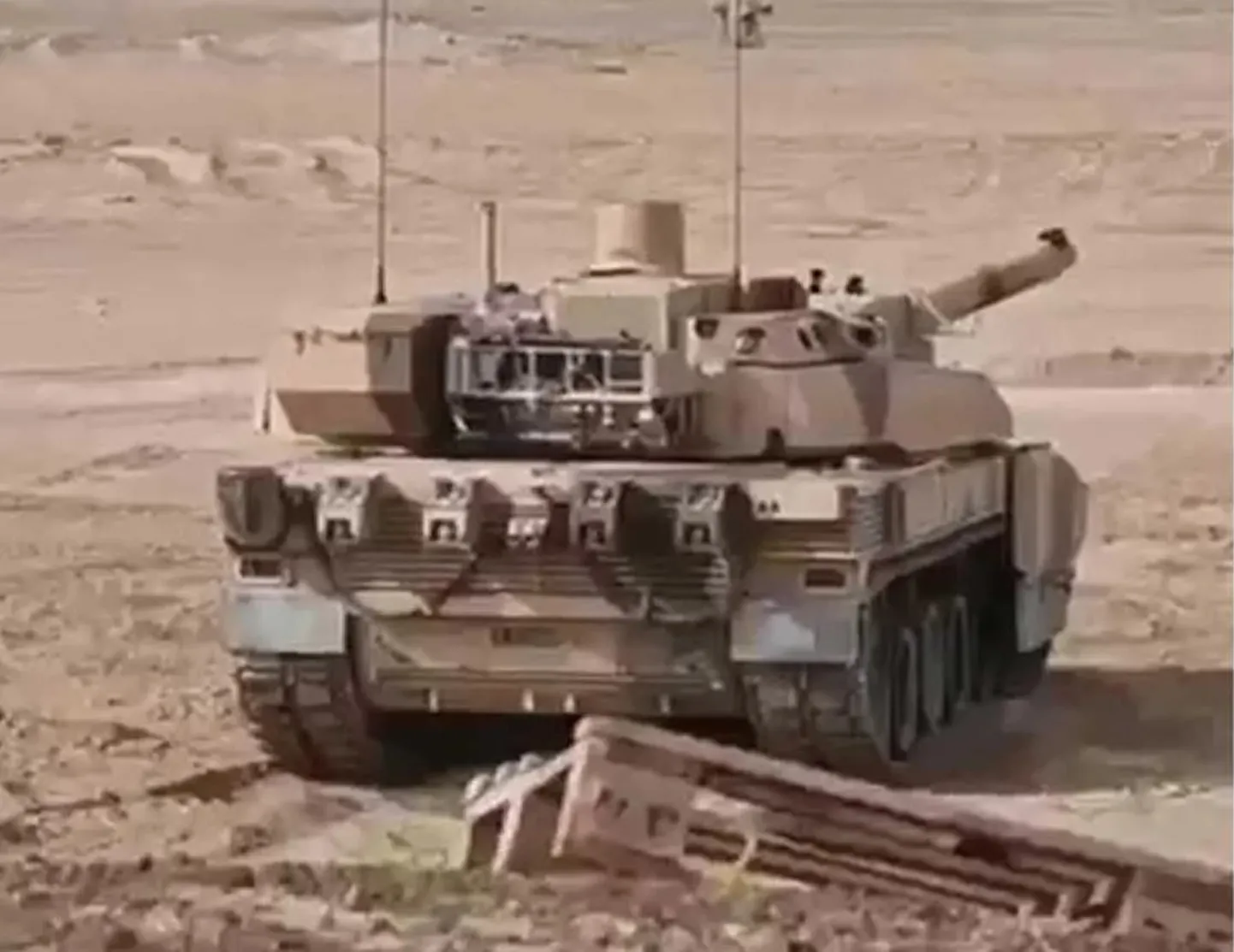 VIDEO Prantsuse tank lasi drooni alla nagu tirtsti