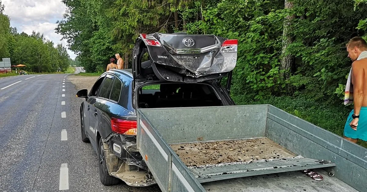 FOTOD Audi lükkas Pangodi ääres haagise tiislit pidi Toyota pagasiruumi