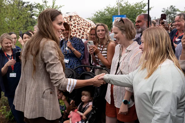 Mācies stilu: Velsas princeses elegantais stils un baltās kediņas