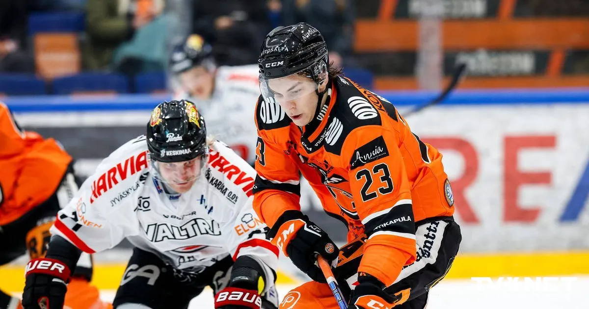 VIDEO Latvijas hokejists Ravinskis gūst vārtus Somijas čempionāta spēlē