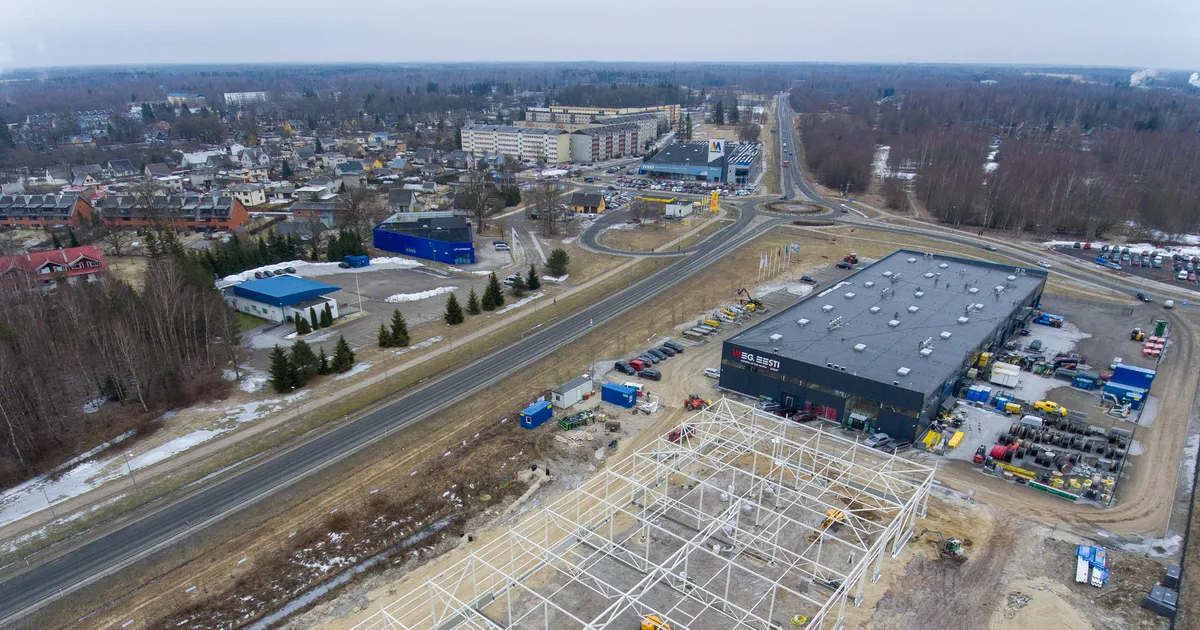 DROONIFOTOD Valgekivi ärikeskuse teine hoone jõuab nurgakivi panekuni