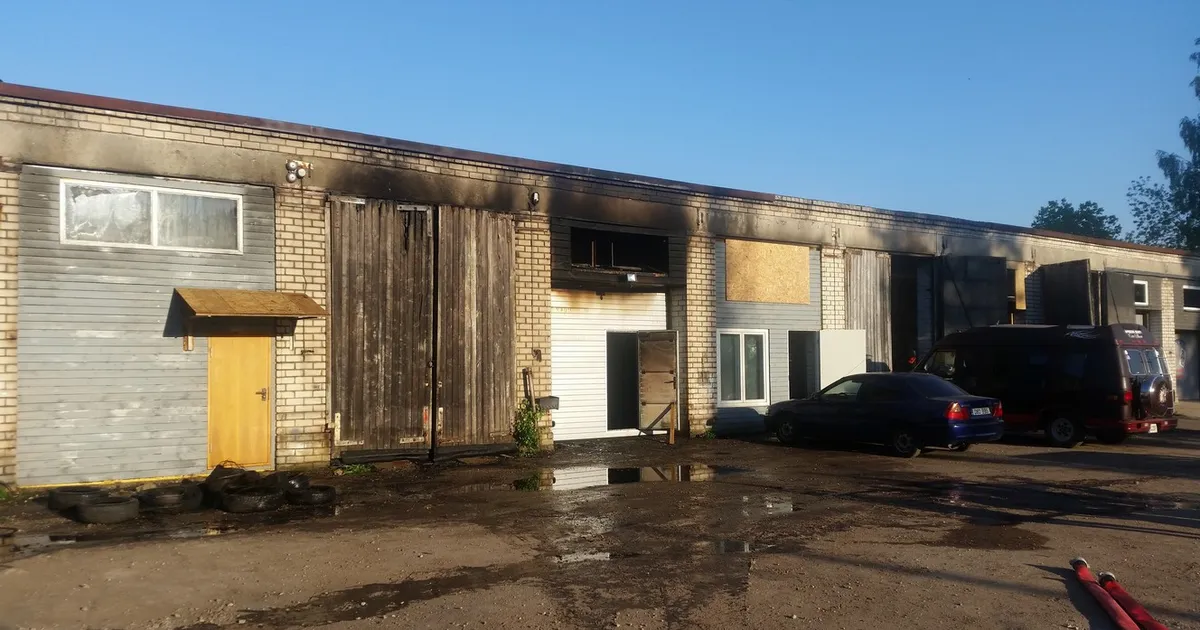 Põles garaažibokside vahesein