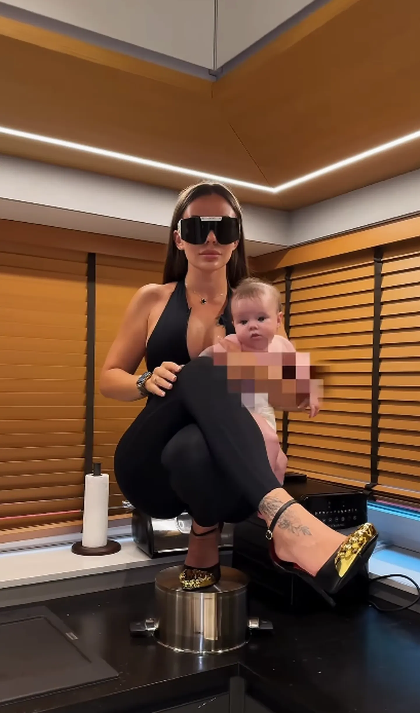 Bezatbildīgais video ar Sofiju Stužuku un mazuli izraisa lasītājas sašutumu un bērnu tiesību ...