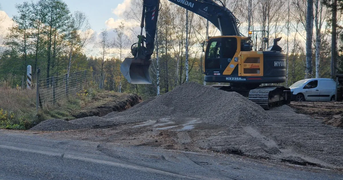 FOTOD Saatse saapa tõkete paigaldamist jälgisid Venemaa piirivalvurid
