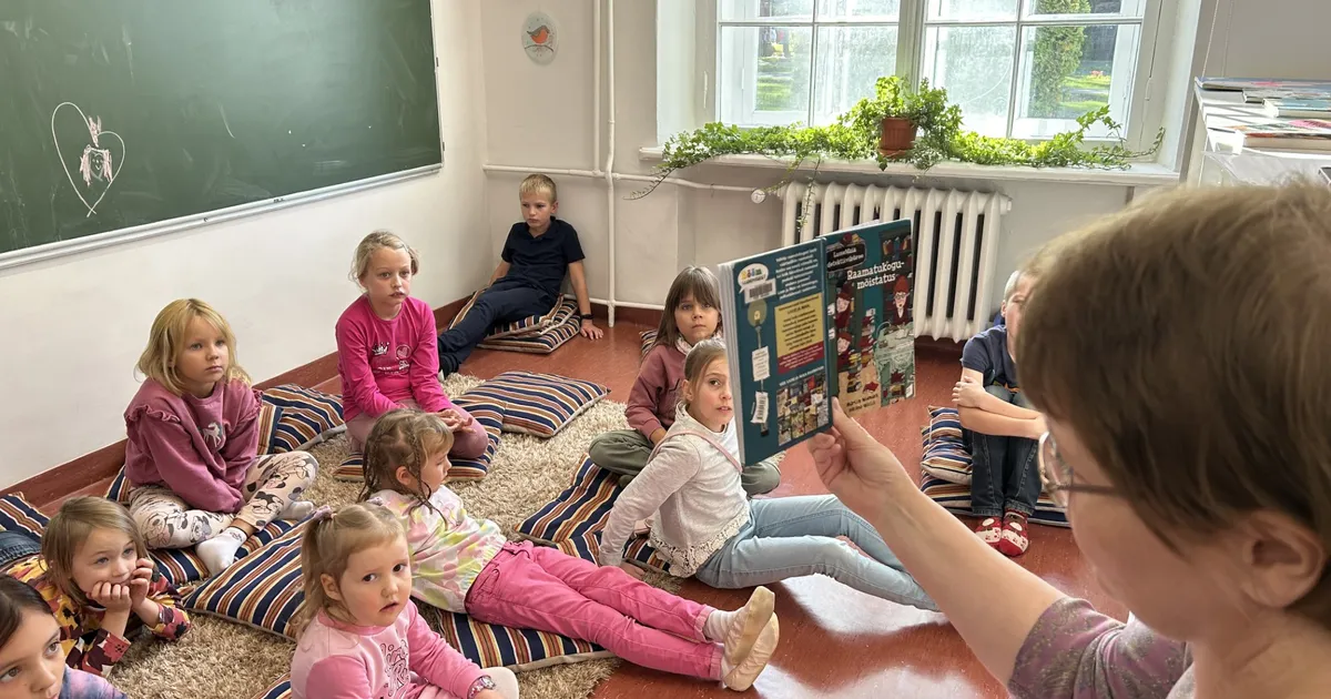 Lapsed mängisid raamatukogus raamatukogu tööd