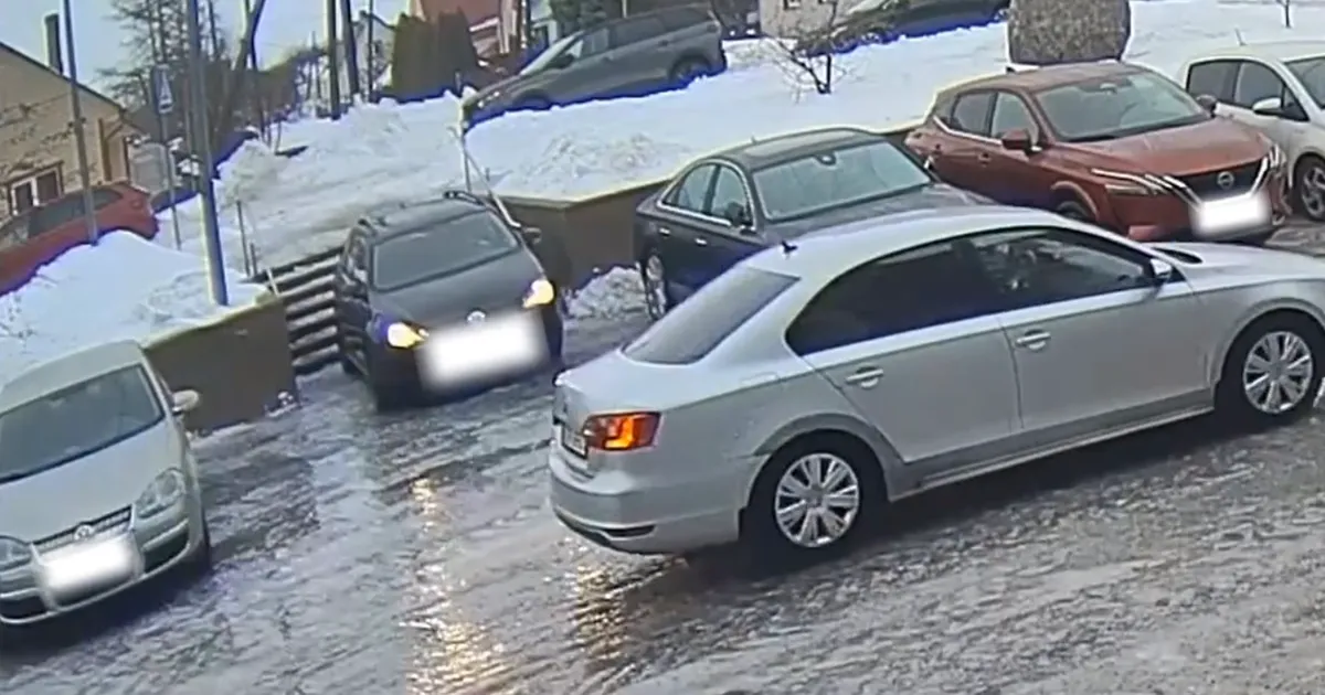 VIDEO Eakas autojuht sõitis Jõhvis politseimaja ette eriti kummalisel ...