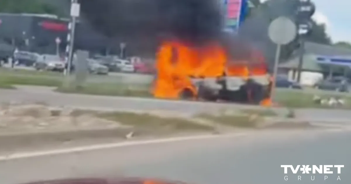 VIDEO Tukuma pusē nodeg automašīna