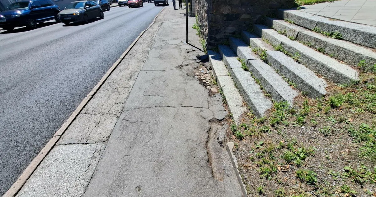 Narva maantee kõnnitee augud saavad lapitud