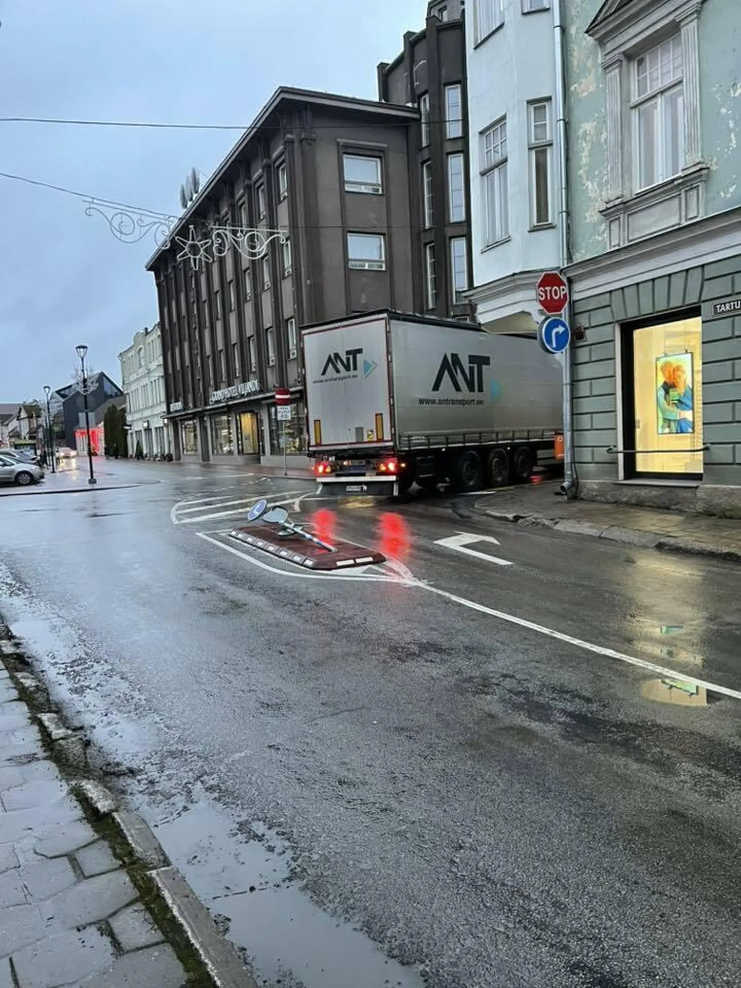 Viljandi vanalinna eksinud kaubaauto murdis kitsal ristmikul taas ...