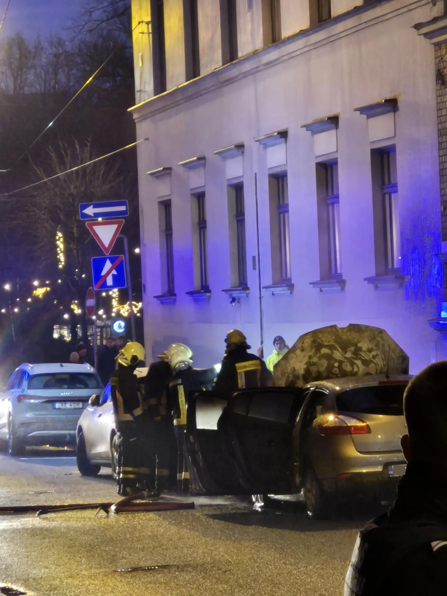 FOTO Rīgas centrā VUGD pirmdienas pēcpusdienā dzēsis automašīnu