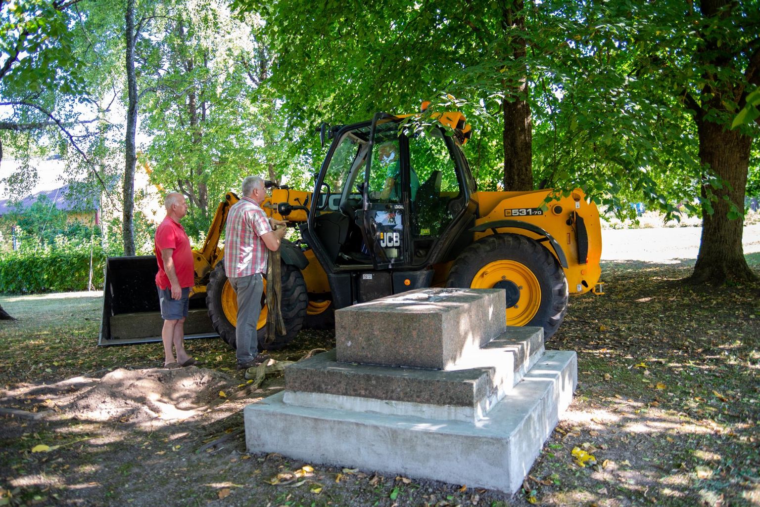Pikali tõmmatud punamonument viidi haldusfirma lattu peitu