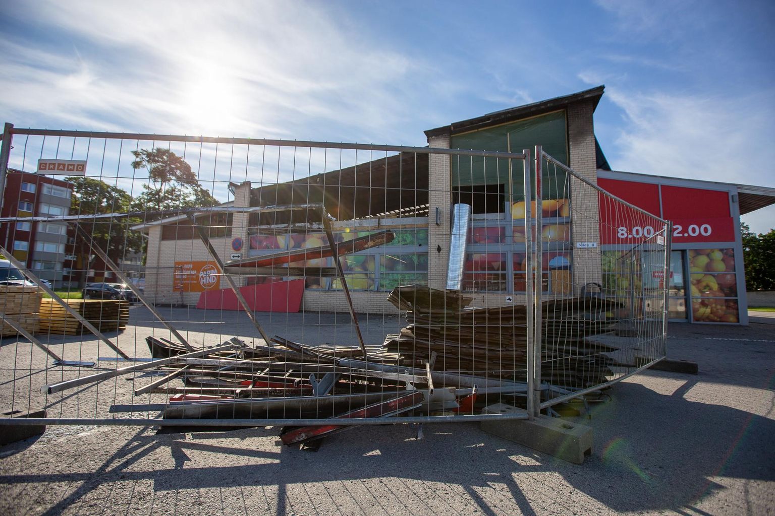 Mini-Rimi avab peale põlengut uksed