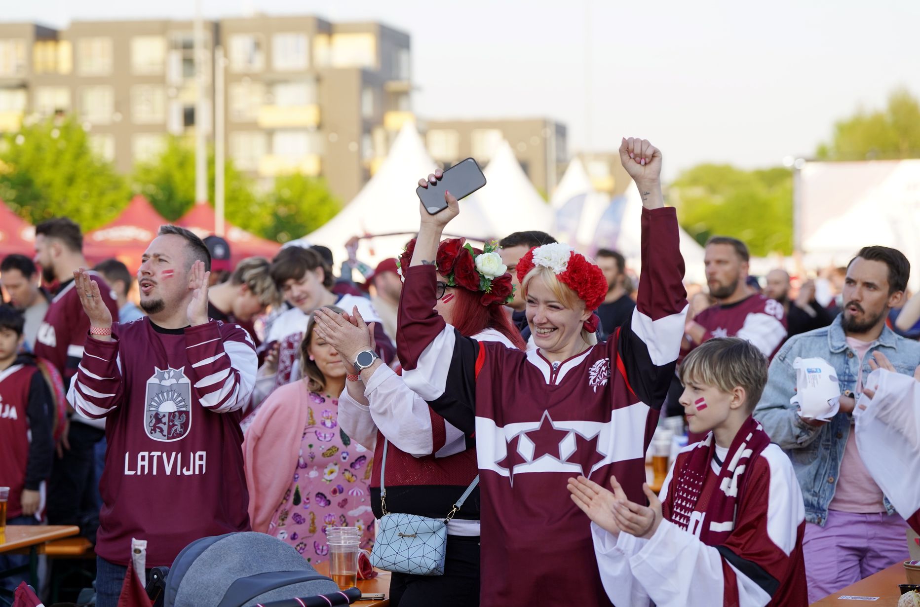 FOTO Tūkstošiem cilvēku Rīgā pulcējas uz kopīgu hokeja skatīšanos