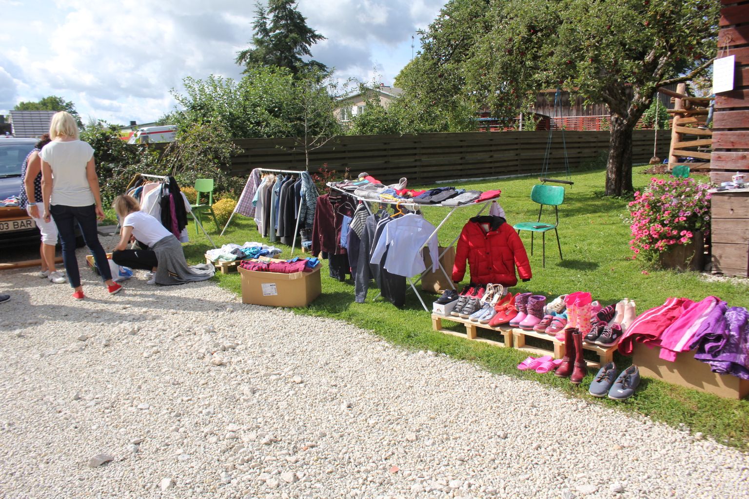 Türil ja Väätsal müüakse hoovid kraamist tühjaks