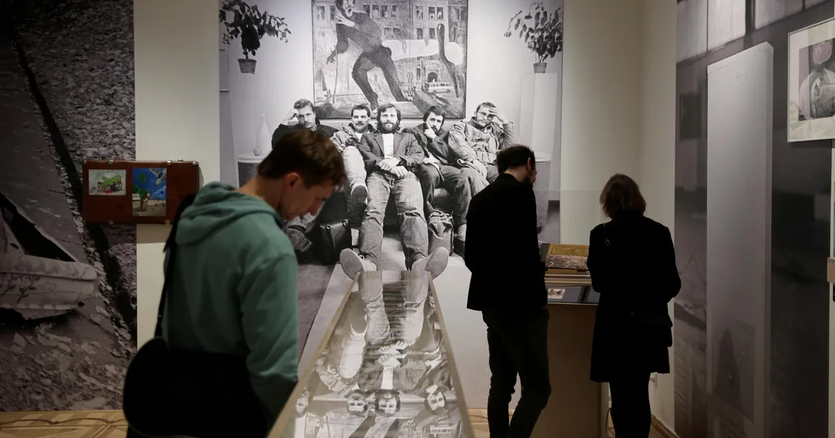 Nõukogude elu absurdist sündis karikatuure ja sürrealistlikke maale