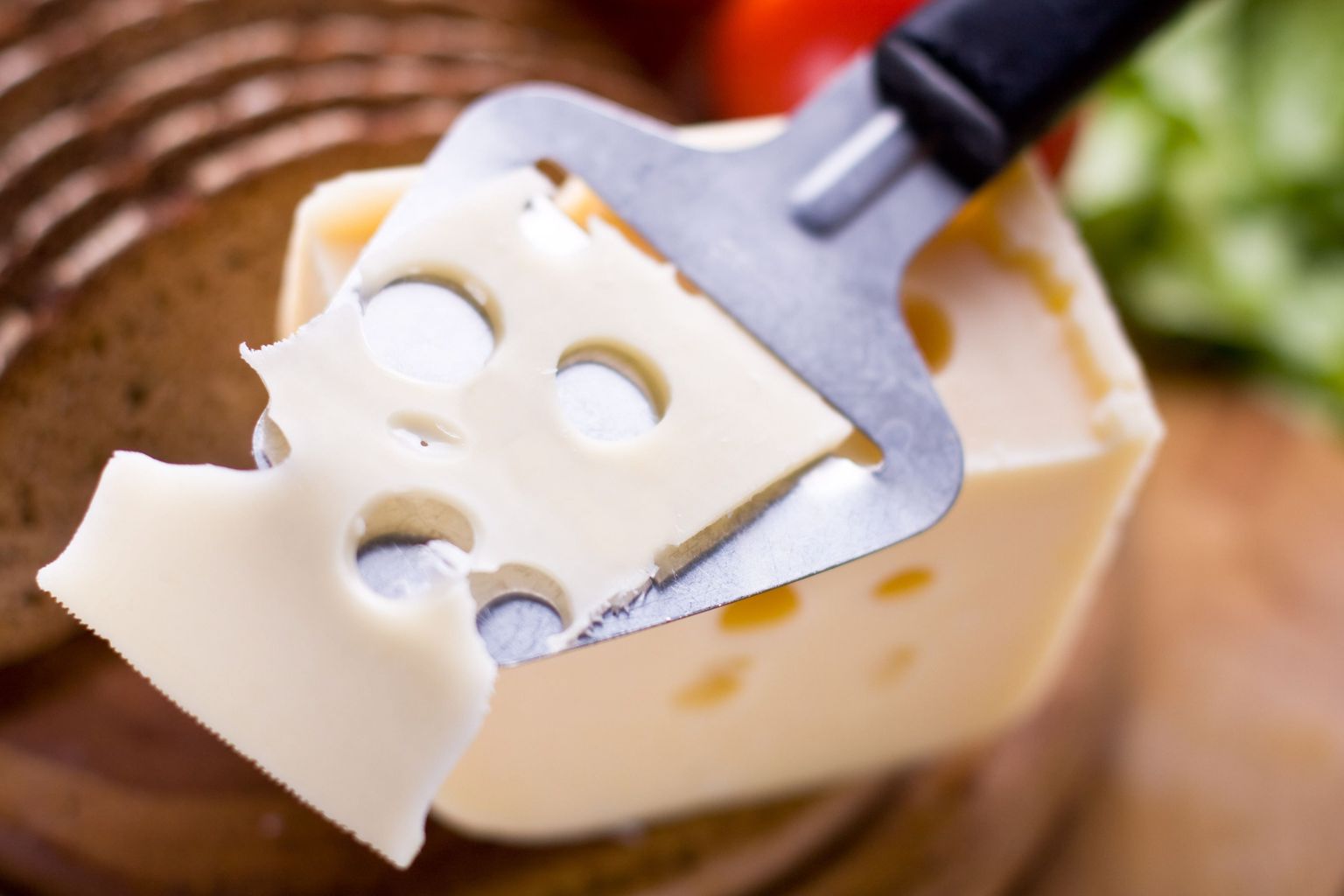 Eureka! Teadlased lahendasid Šveitsi juustu aukude tekke saladuse ...