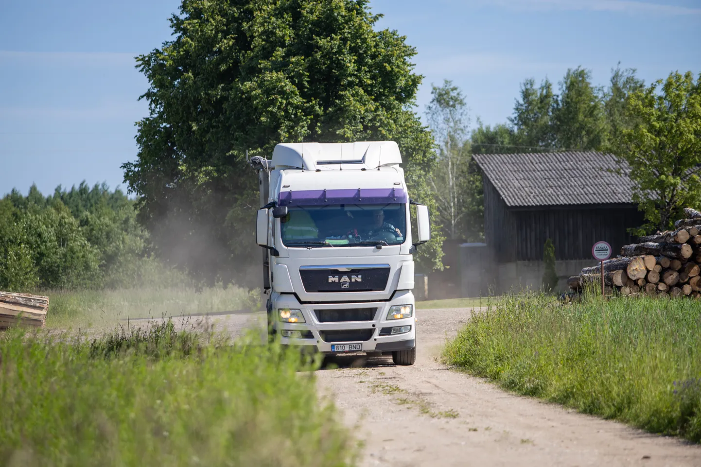 VIDEO Eesti veoauto kaotas Rootsis keset sõitu osa koormast