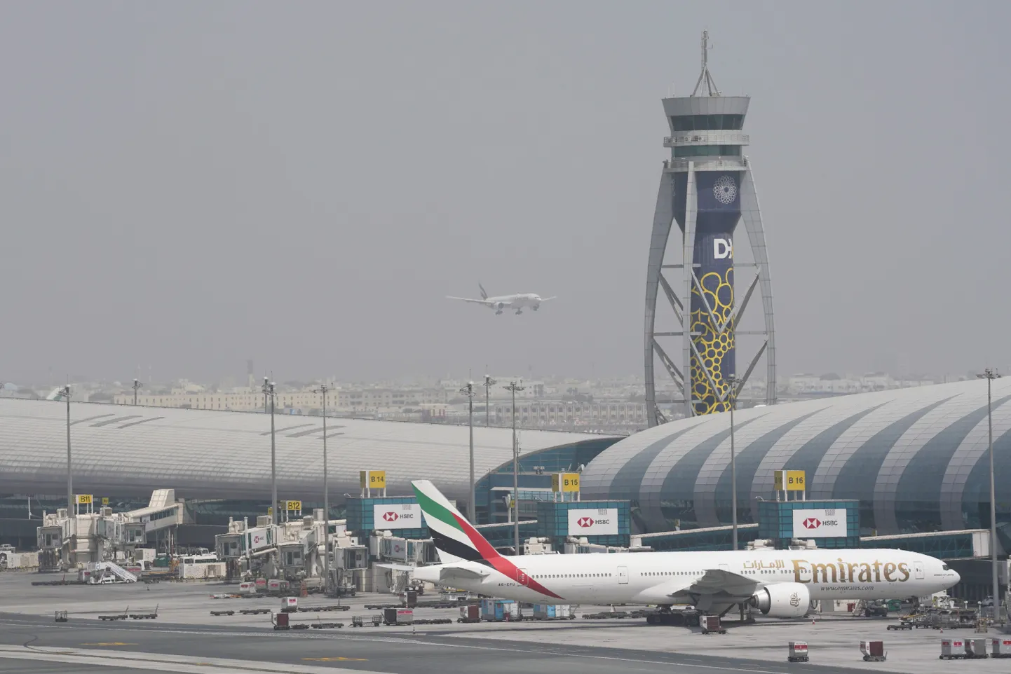 Irānas uzbrukumā cietusi Dubaijas lidosta; uz laiku apturēti visi lidojumi