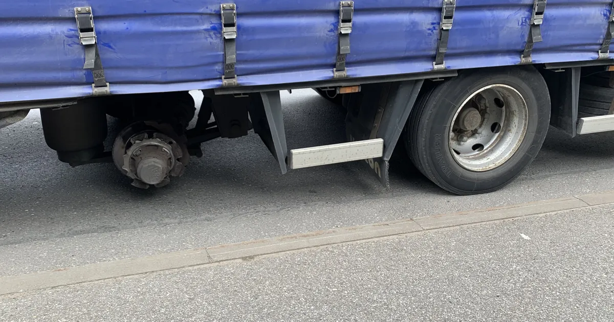 PILDID Veoauto haagise ratas veeres sõidu pealt Anne kanalisse