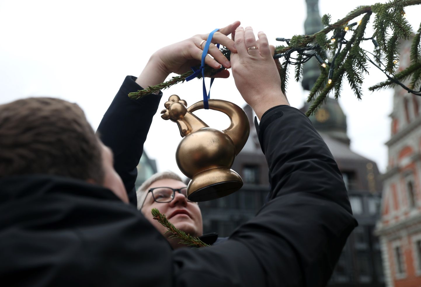 FOTO Rīgas Rātslaukuma Ziemassvētku eglē iekar Ukrainas atbalstam ...
