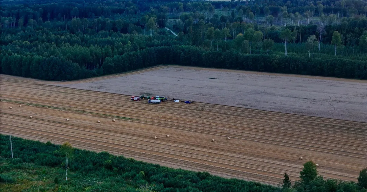 Põllul põlenud kombaini kasteti mitme tonni veega