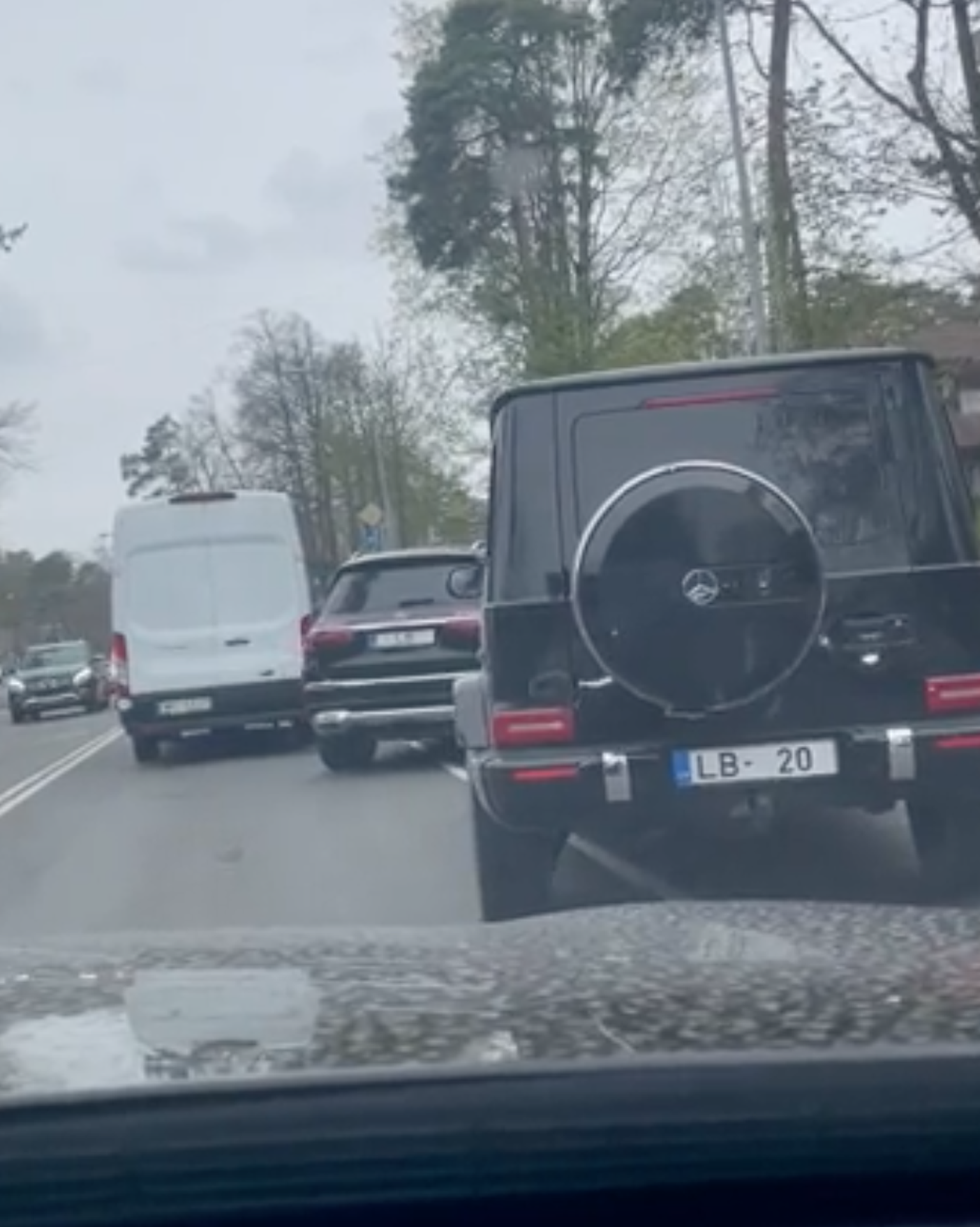 VIDEO Jūrmalā "Mercedes" rupji pārkāpj noteikumus. Auto, iespējams ...