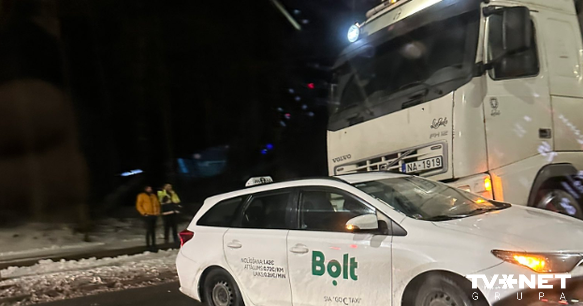 FOTO Brīvības gatvē notikusi avārija, iesaistīts "Bolt" taksometrs un ...