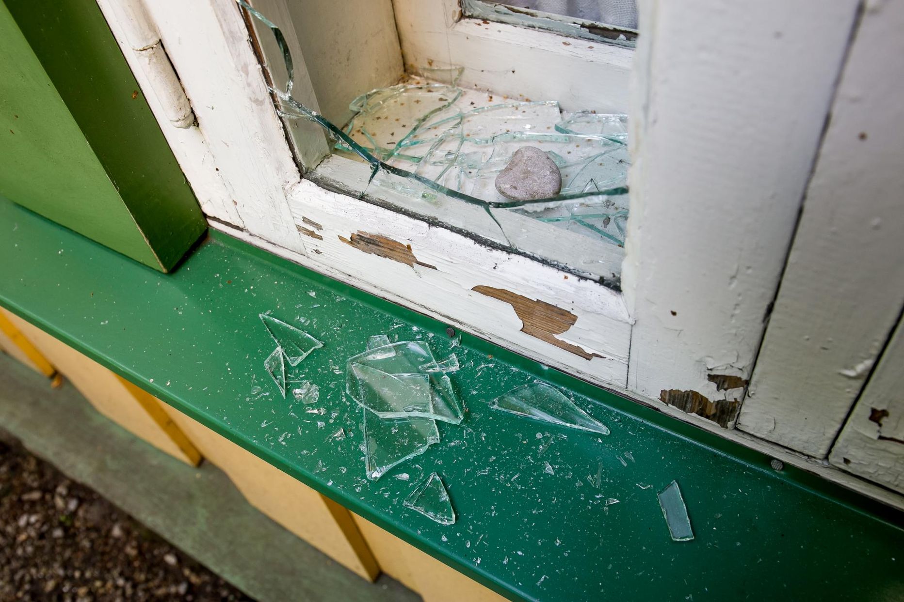 Tundmatu isik tungis korterisse