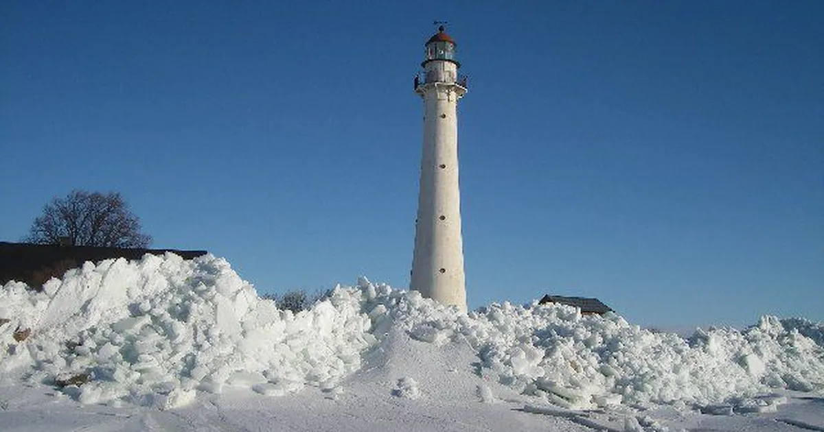 Tuul puhus Kihnu randa kümnemeetrised jääkuhilad