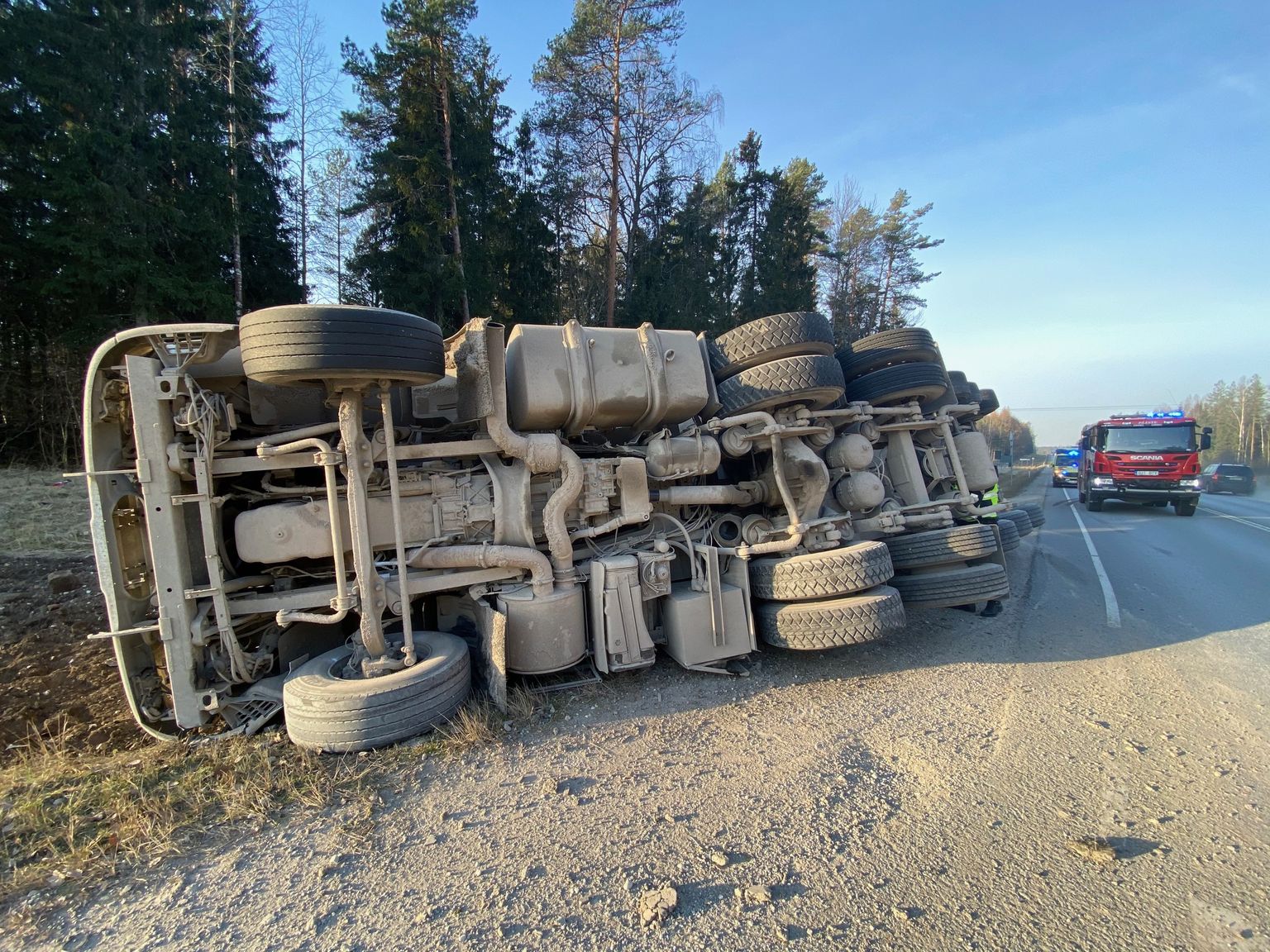 Tallinna-Tartu maanteel sõitis veoauto kraavi