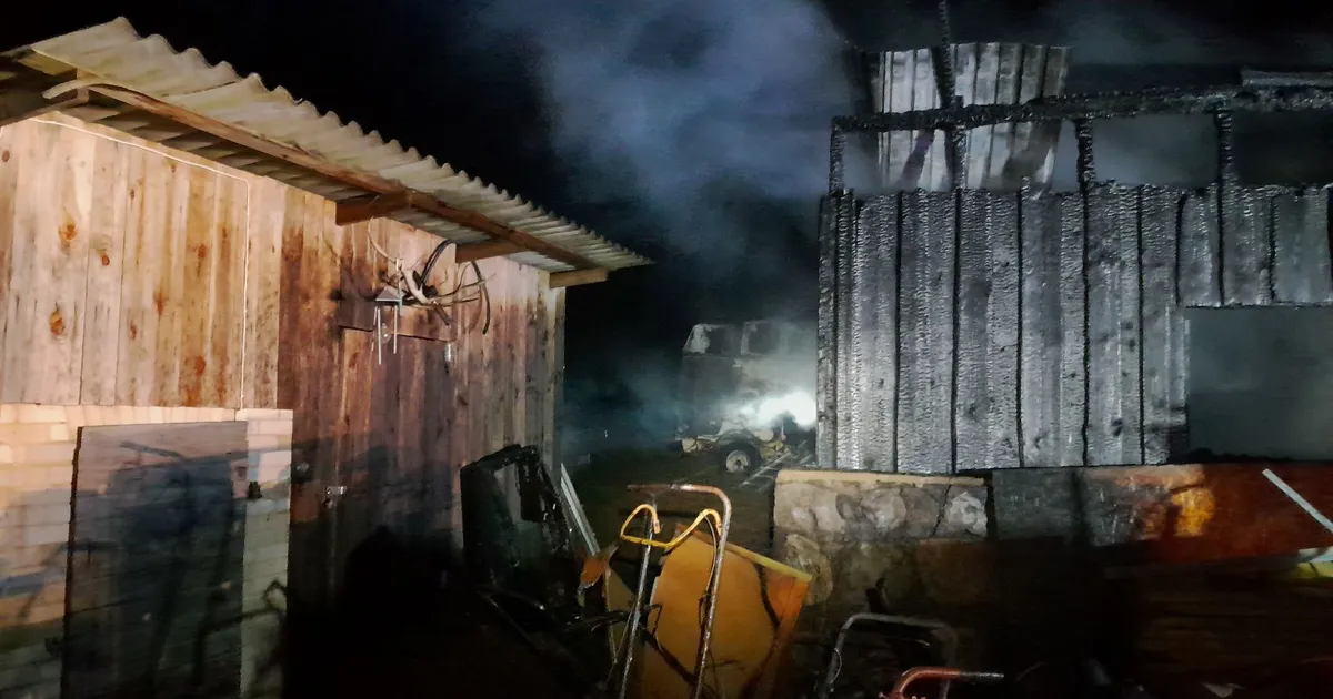 PILDID Öine tulekahju Antsla vallas hävitas mitu sõidukit