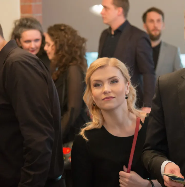 Märt Avandist lahutanud Liis-Katrin saabus raamatu esitlusele ...