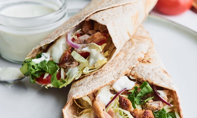 Vistas kebabs ar kāpostu - tomātu salātiem un jogurta - ķiploku mērci ...