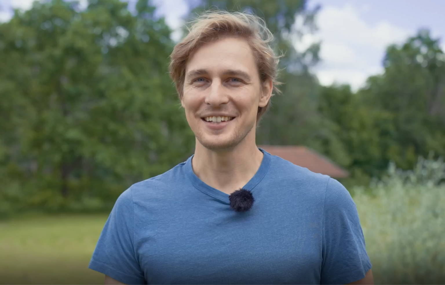 Jaunais lauksaimnieks, kurš savai tehnikai ražo detaļas ar 3D printeri ...