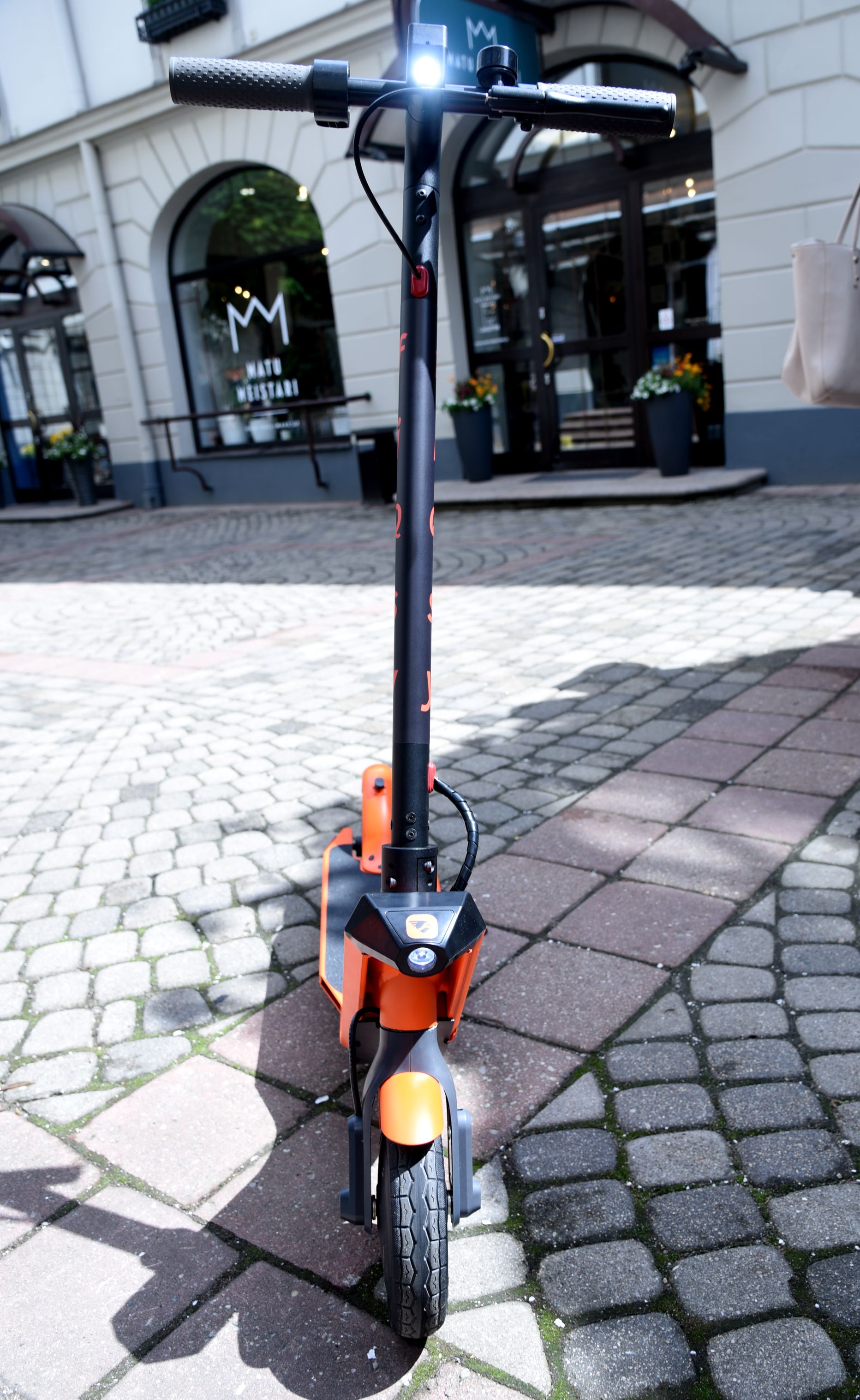 VIDEO Ādažos nozagts elektriskais skrejritenis. Lūdz atsaukties ...