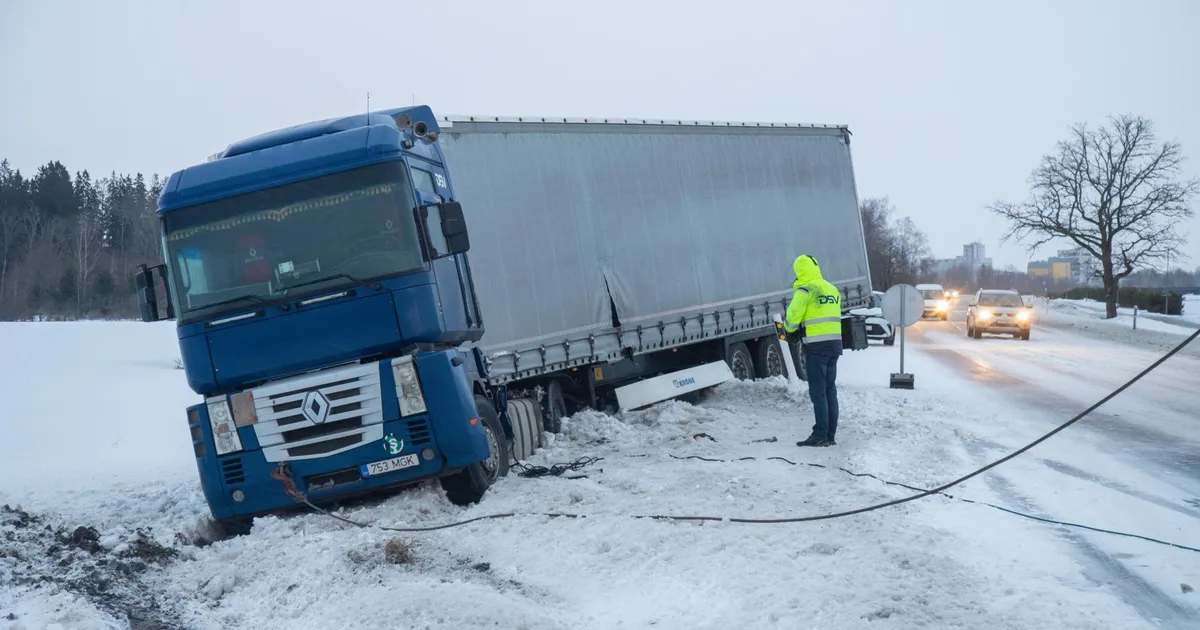 Veoauto kaotas Tallinna–Pärnu maanteel esirattad