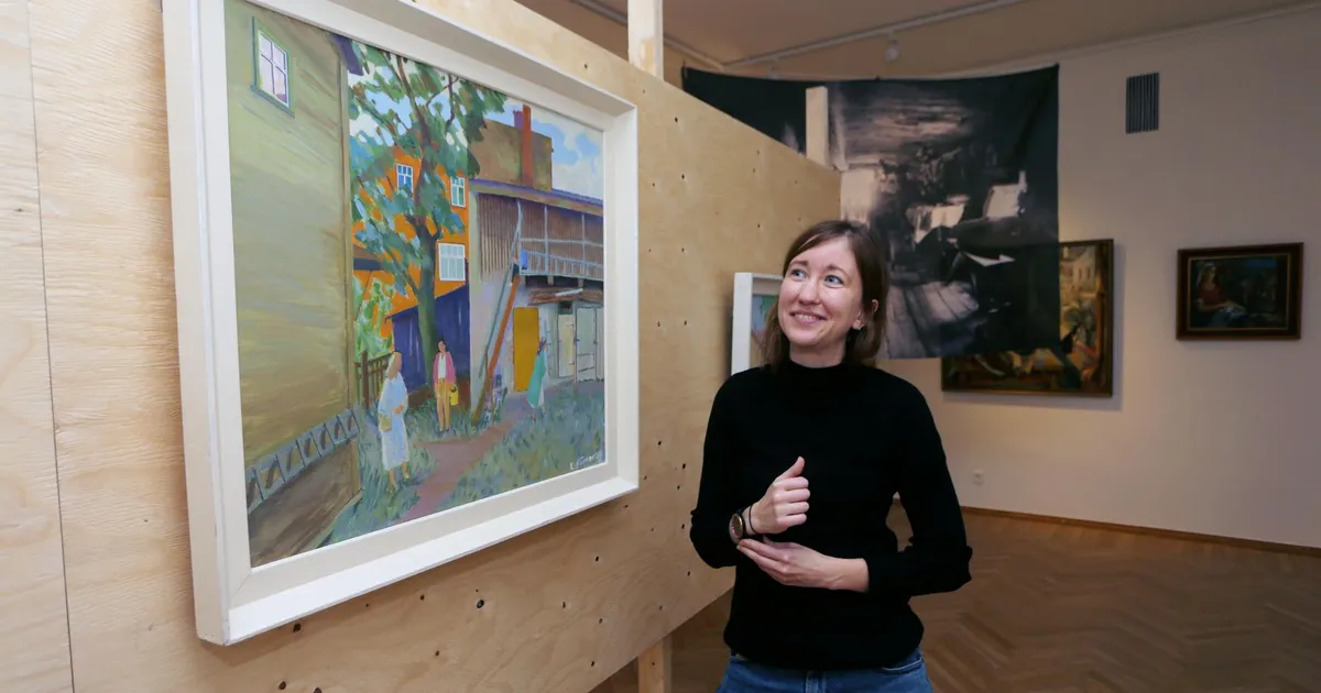 Piltidelt paistab suur puust linn