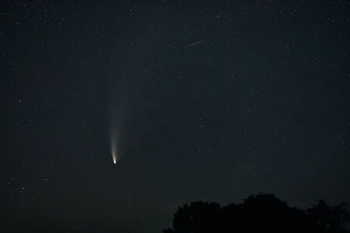 VIDEO Trešdienas vakarā Latvijas debesis izgaismojis spožs meteors